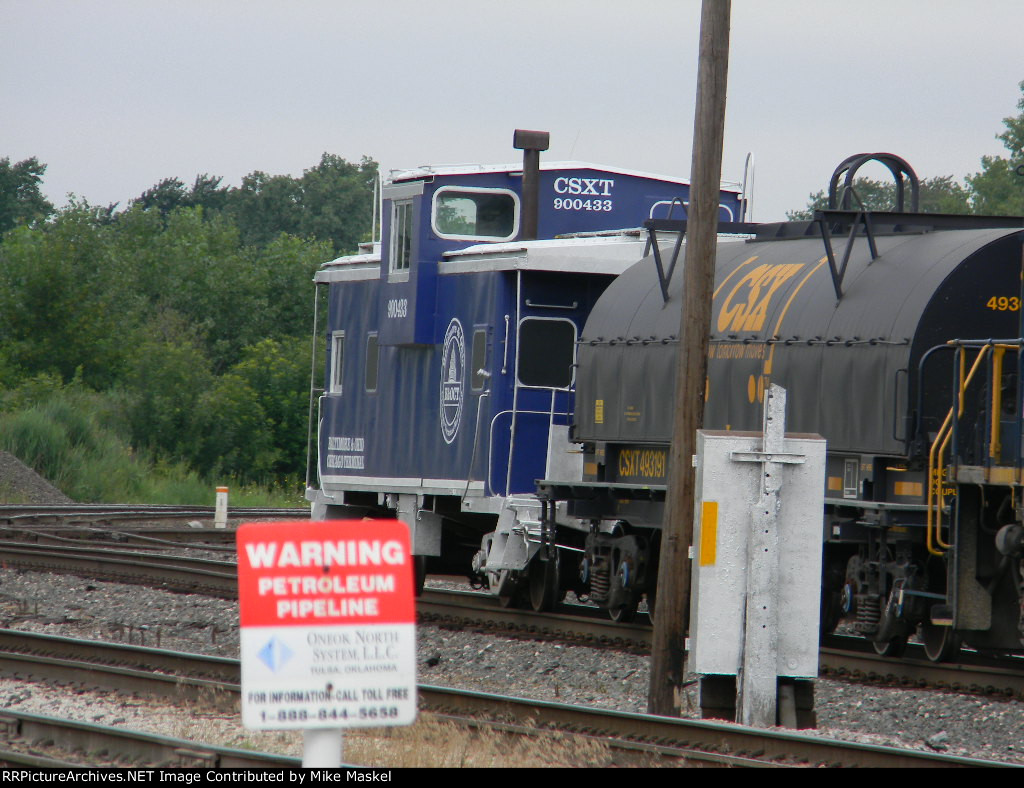CSX 1516 @ CABOOSE 900433